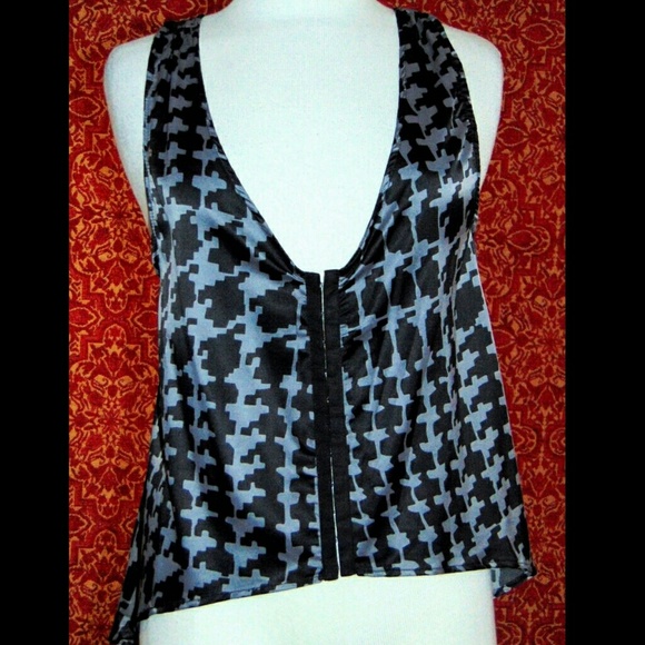 Lucy Love | Tops | Nwt Lucy Love Gray Geometric Satin Kelsey Top Xs ...